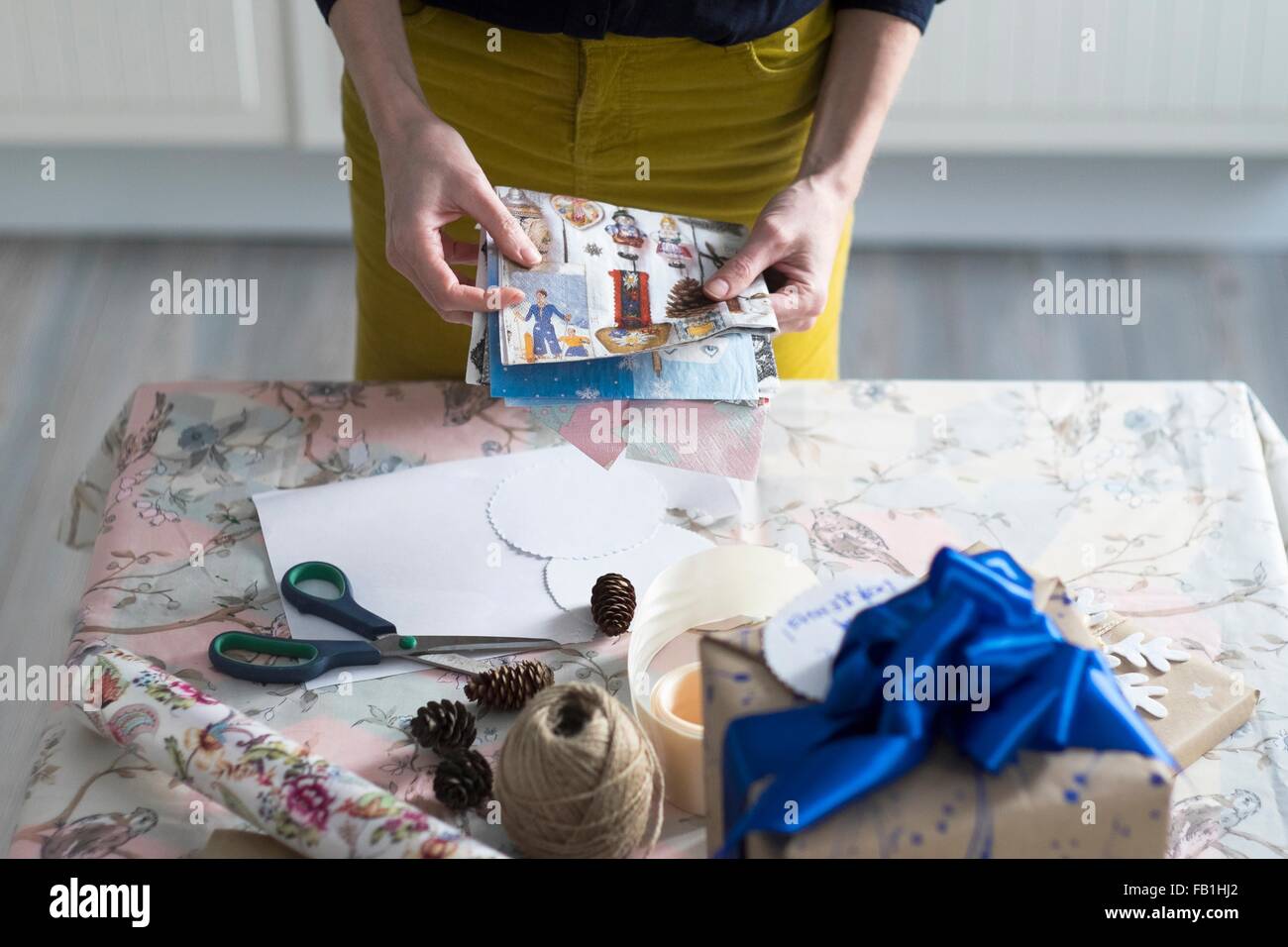Wrapping table hi-res stock photography and images - Alamy