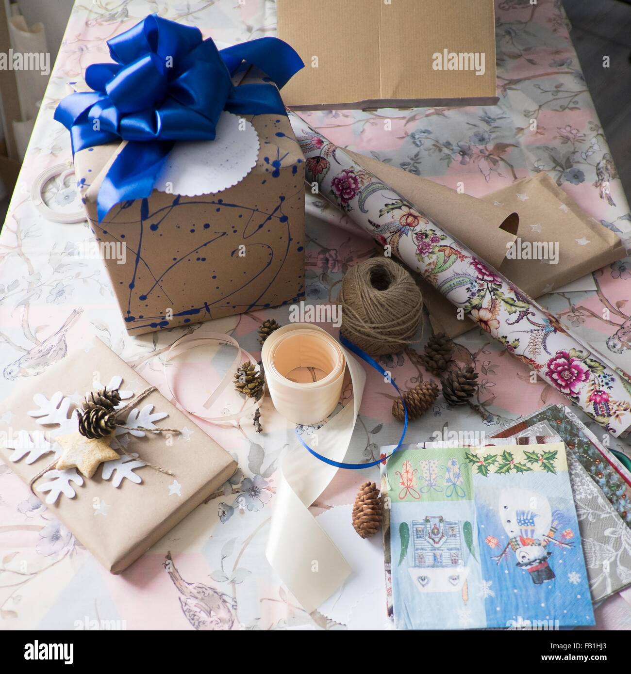 Wrapping table hi-res stock photography and images - Alamy