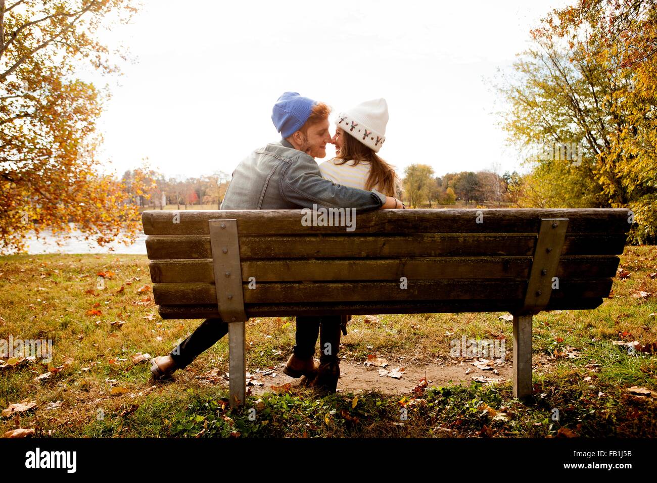 Couple park bench hi-res stock photography and images - Alamy