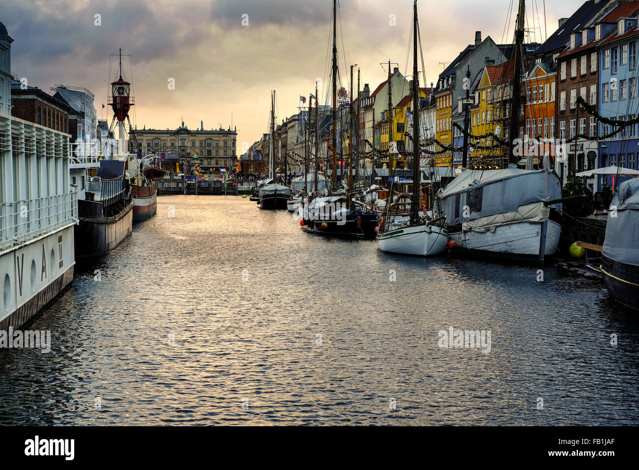Boats in water at sunset hi-res stock photography and images - Alamy