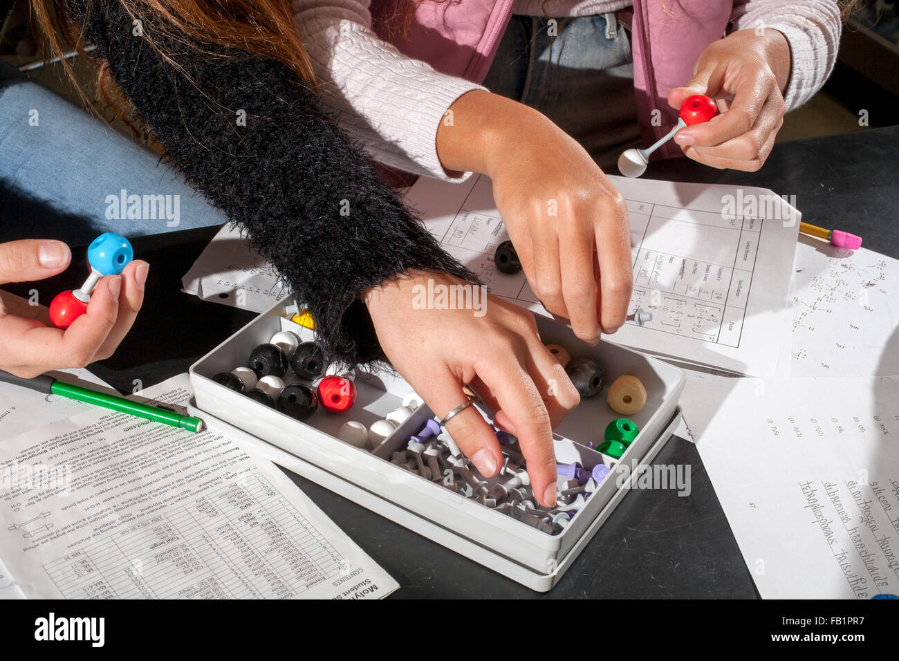Using plastic molecular component models to illustrate molecular ...