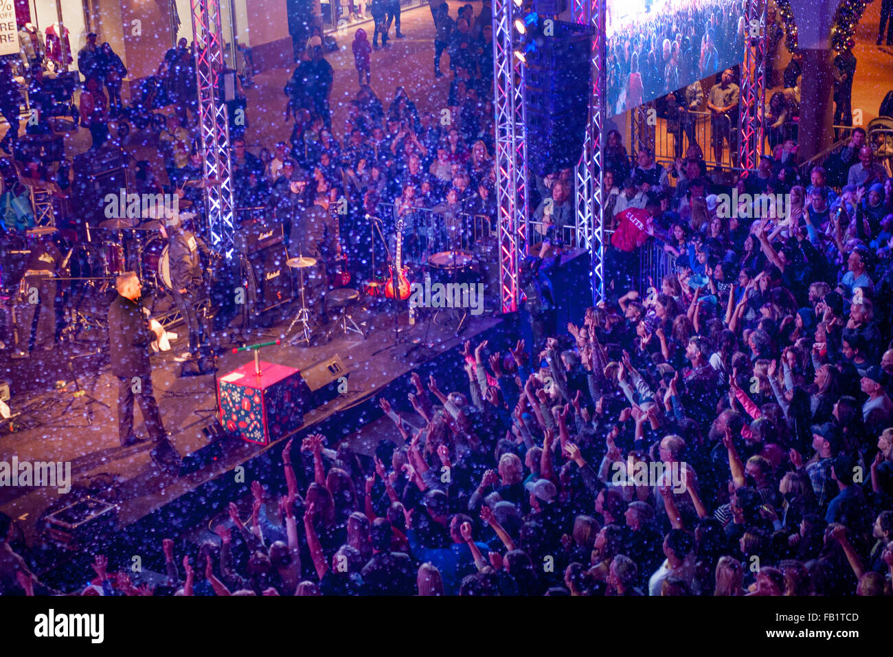 Woman man audience stage hi-res stock photography and images - Alamy