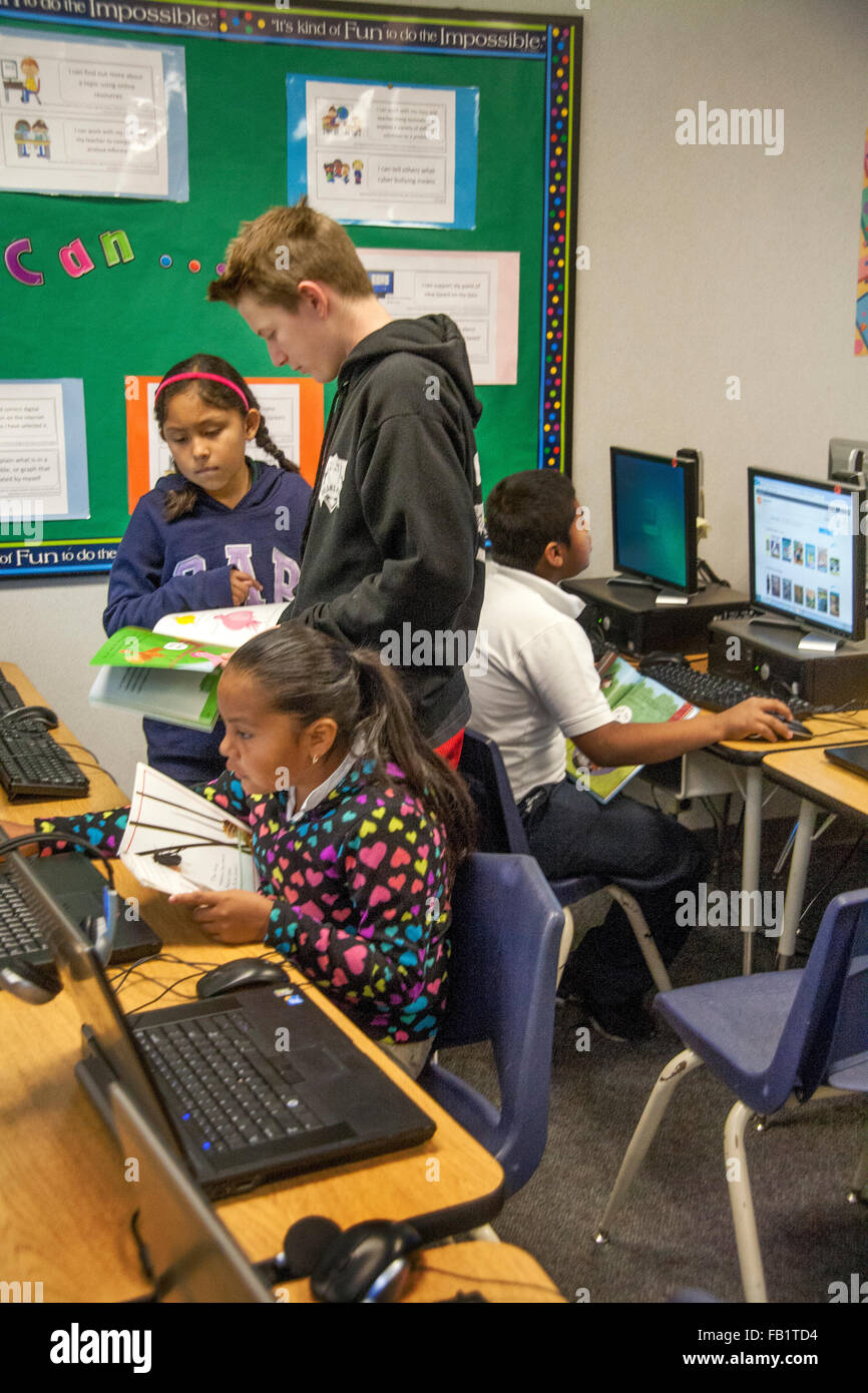 Girl keyboards computer hi-res stock photography and images - Alamy