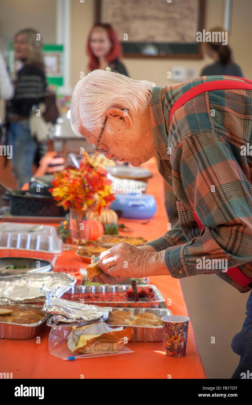 Seniors community center hi-res stock photography and images - Alamy