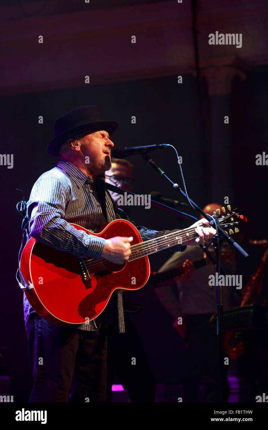 Paul carrack singer hi-res stock photography and images - Alamy
