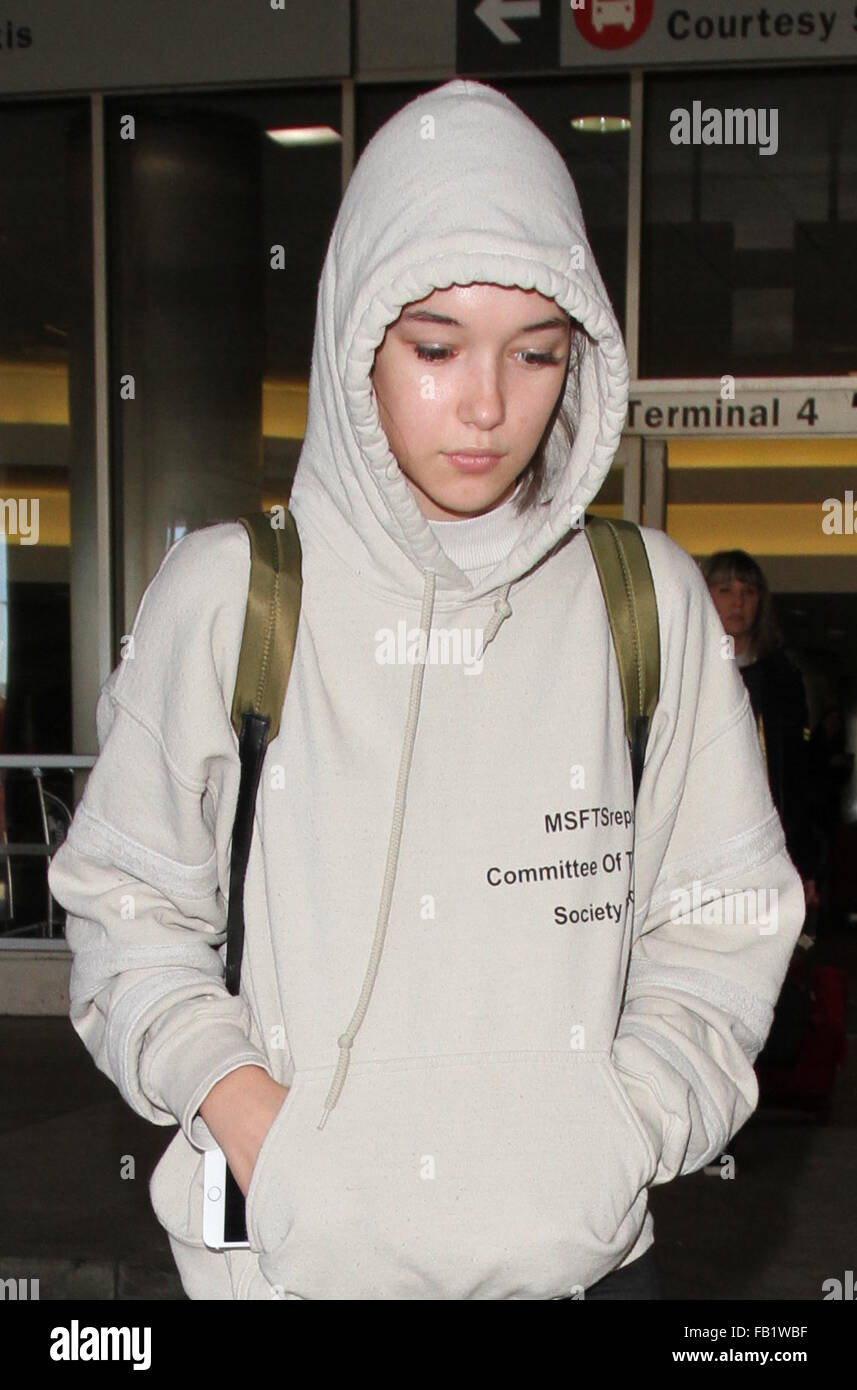 Model Sarah Snyder departs from Los Angeles International Airport ...