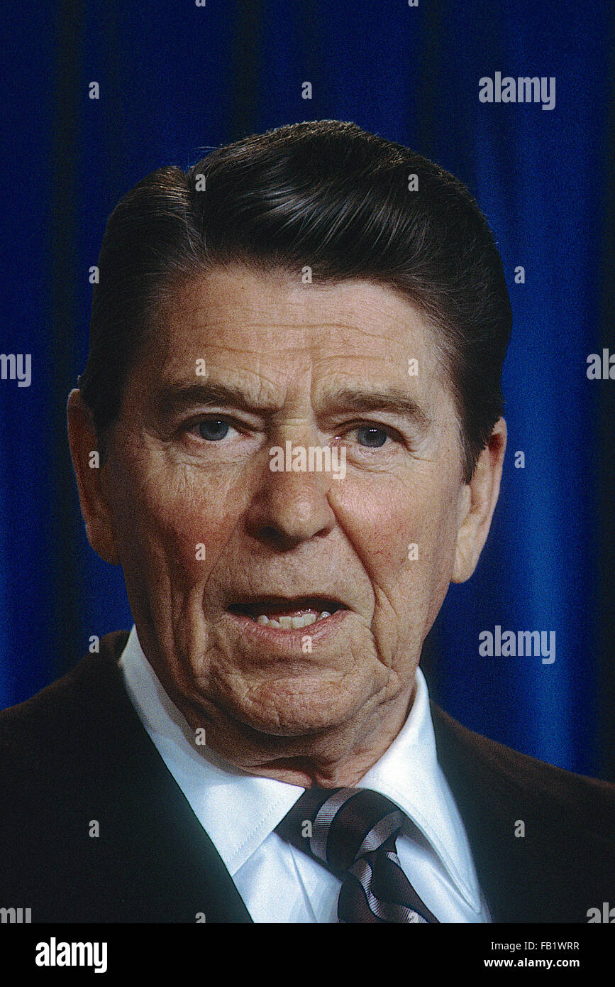 Us president ronald reagan press hi-res stock photography and images ...