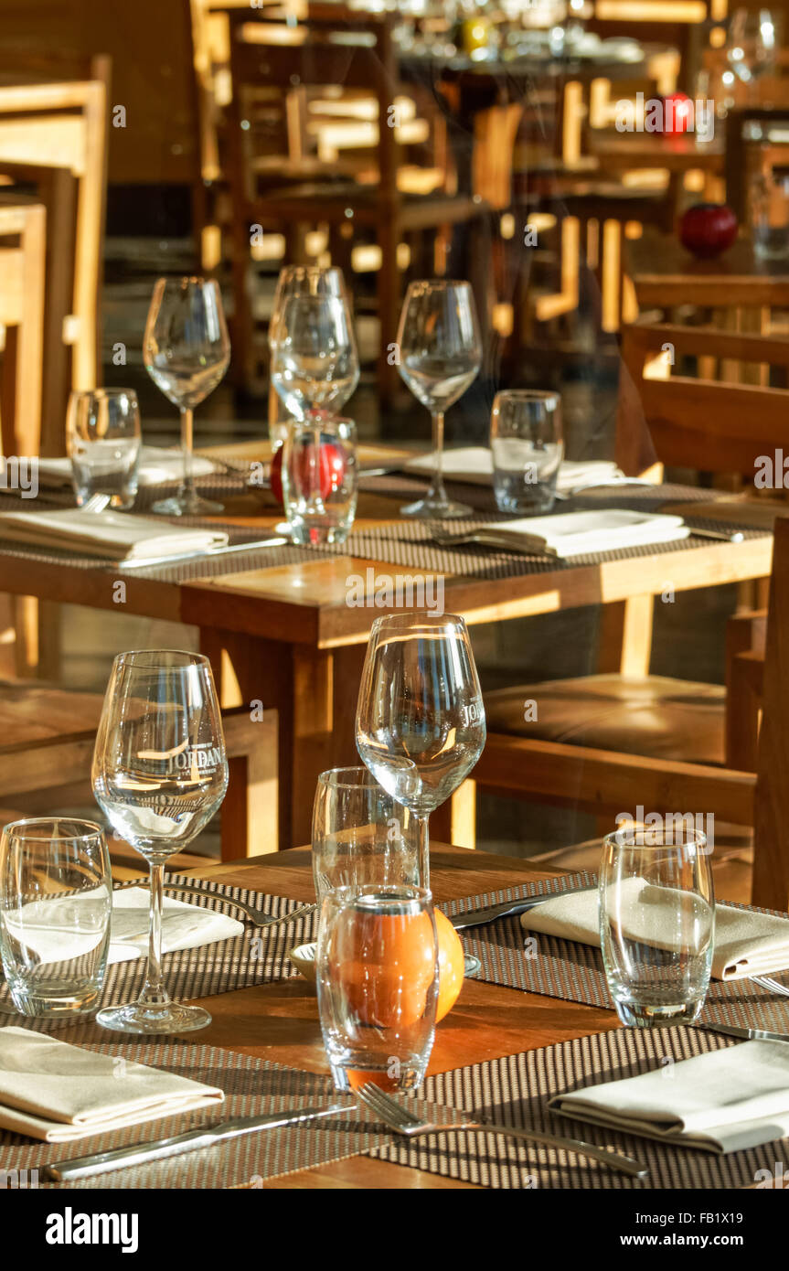 Restaurants and set tables hi-res stock photography and images - Alamy