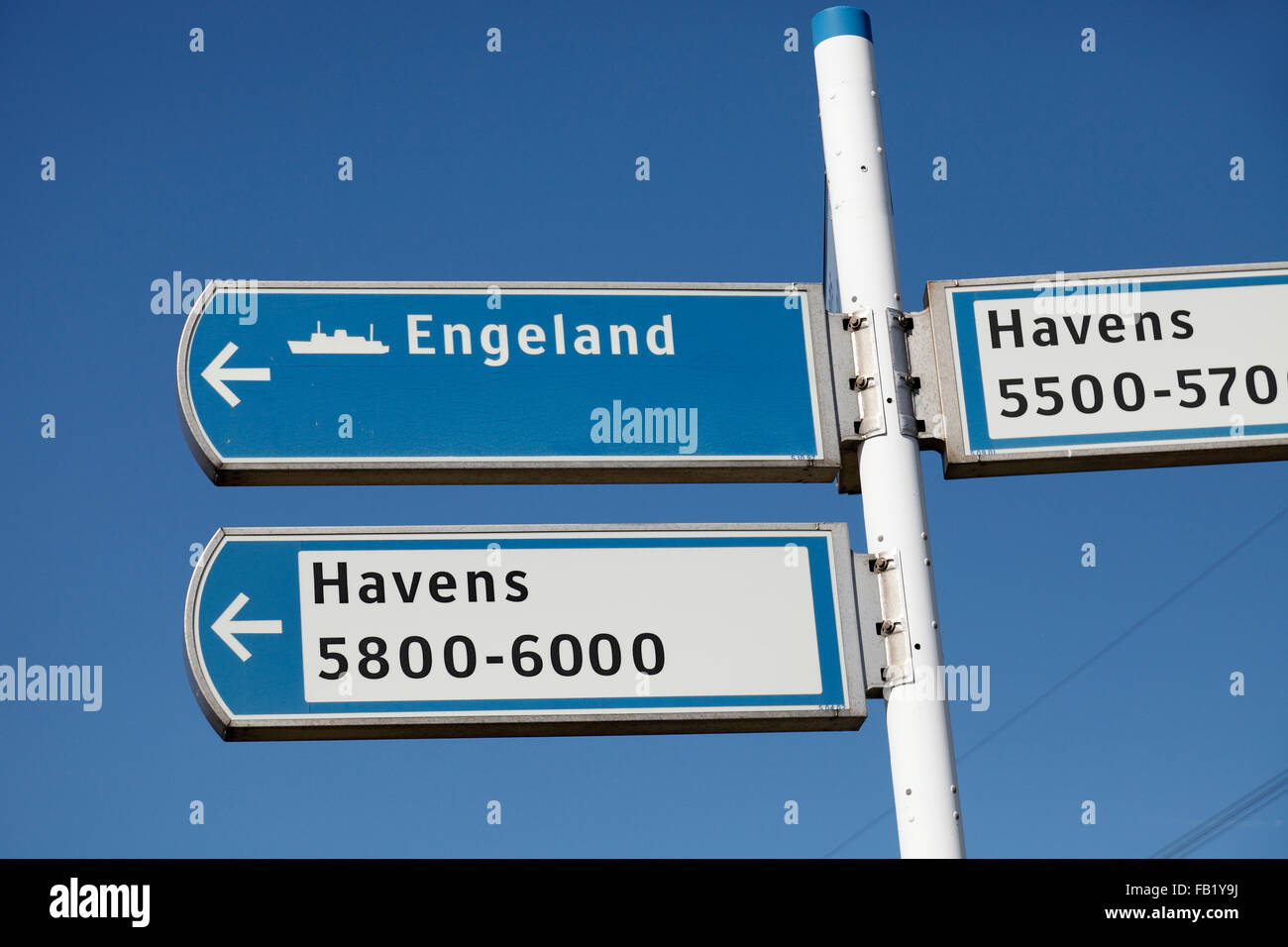 direction sign to the harbour of the ferry to England in Rotterdam ...