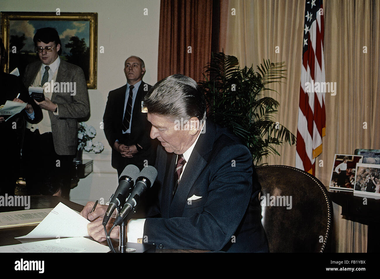 Ronald reagan desk hi-res stock photography and images - Alamy