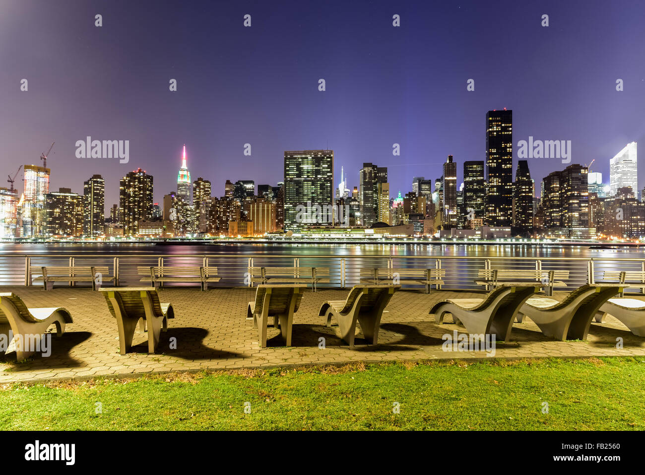 Benches along Gantry Park with the New York City skyline view in the ...