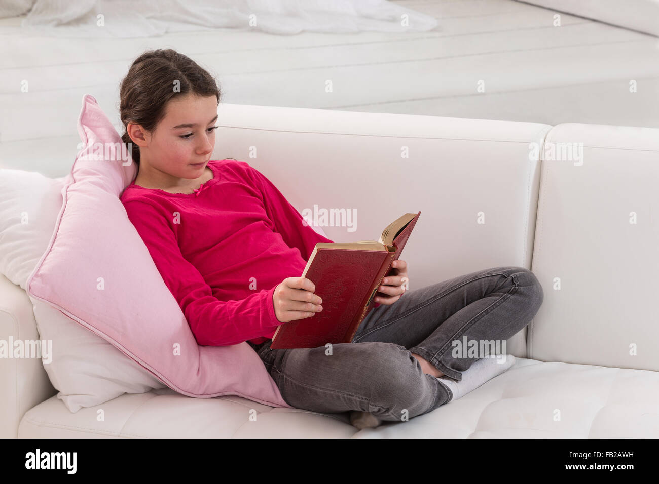 Teen girl reading book couch hi-res stock photography and images - Alamy