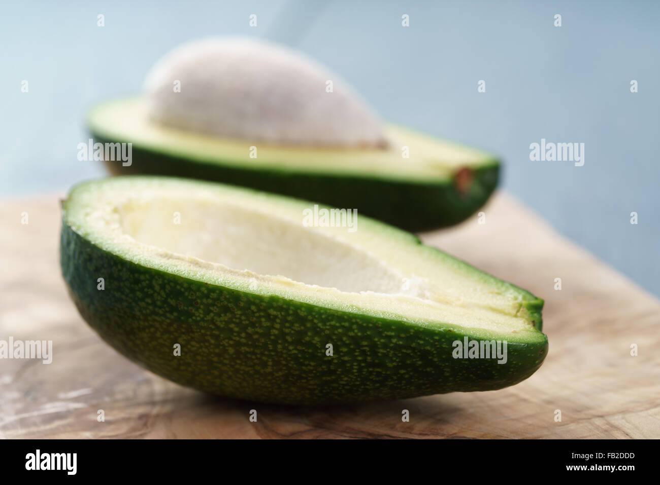 ripe avocado half cut on cutting board Stock Photo - Alamy