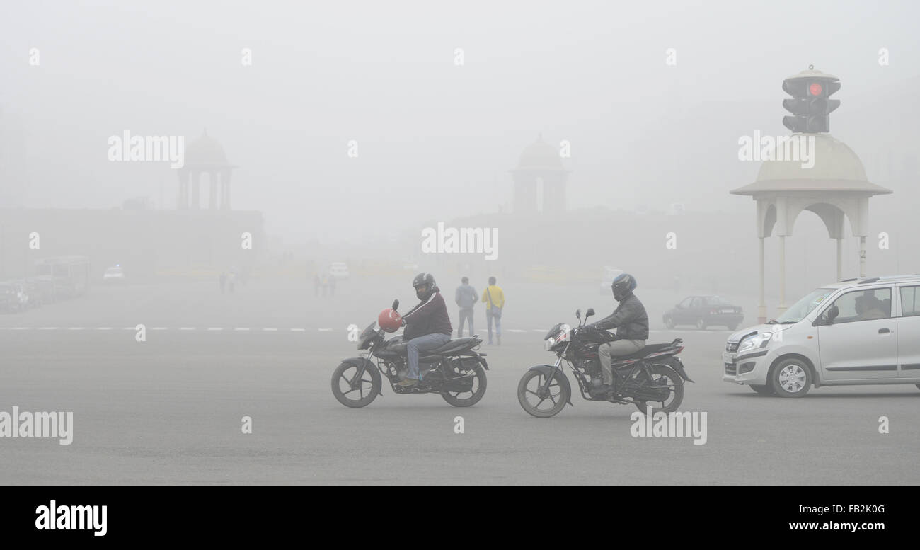 New Delhi, India. 8th Jan, 2016. Dense fog blankets Vijay Chowk in ...