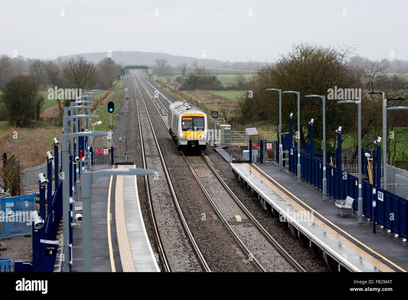 Chiltern Railways train approaching Islip station, Oxfordshire, UK ...
