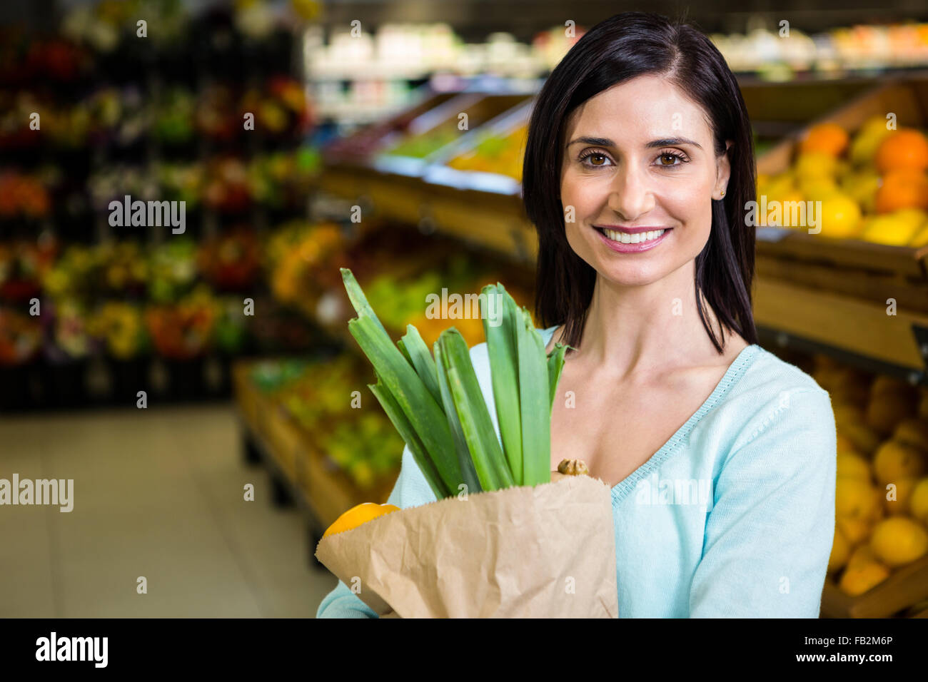 Woman vegetables supermarket bag hi-res stock photography and images ...