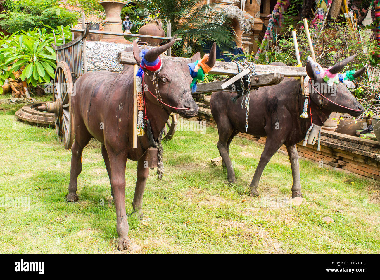 Sculpture of two bulls with cart Stock Photo - Alamy