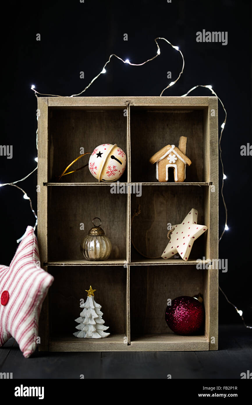 Ornaments shelf hi-res stock photography and images - Alamy