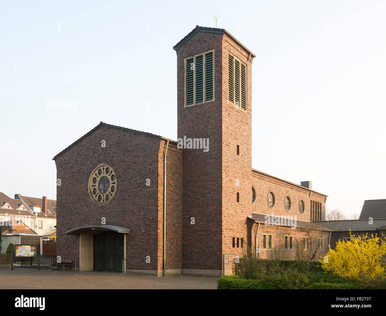 Erftstadt-Liblar, St. Barbara, 1952 von Paul Noven erbaut Stock Photo ...