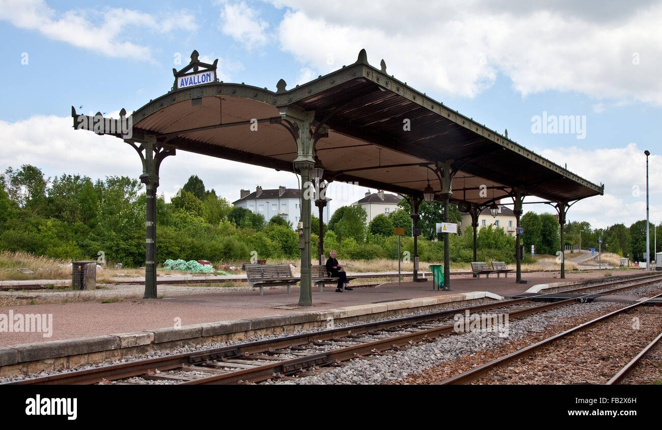 Avallon railway station hi-res stock photography and images - Alamy