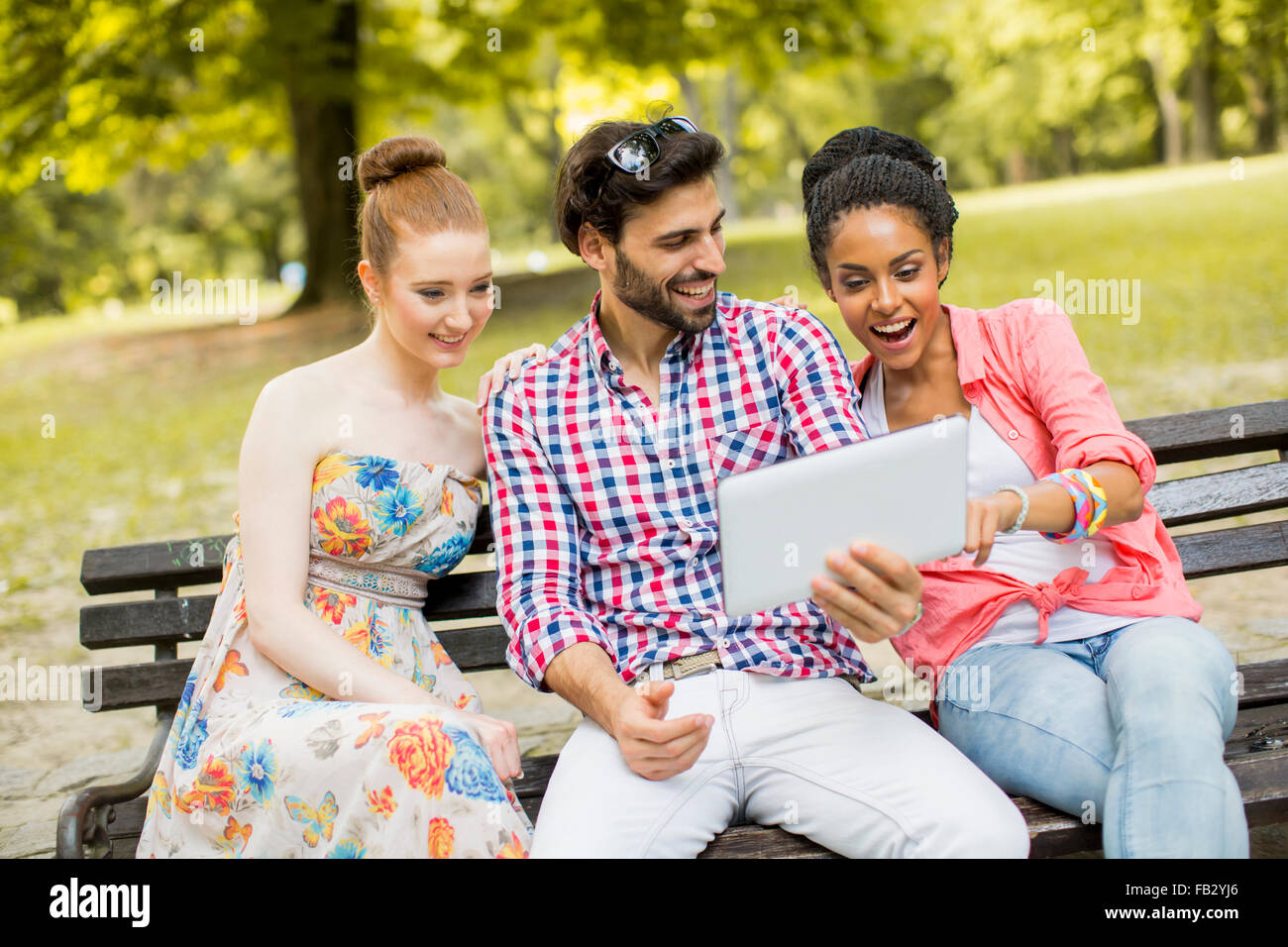 Women on park bench hi-res stock photography and images - Alamy