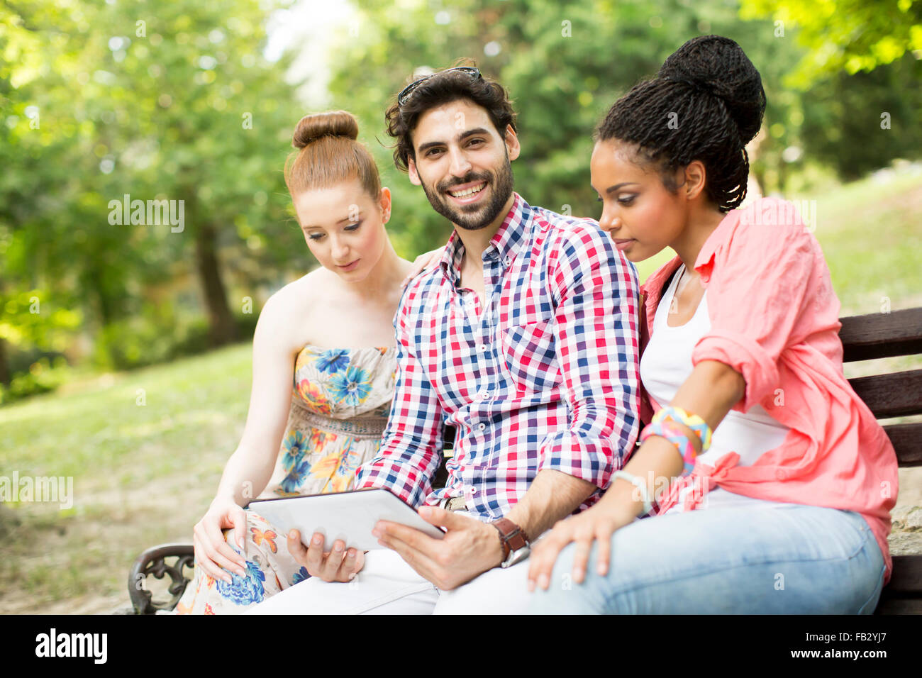 People sitting on park bench hi-res stock photography and images - Alamy