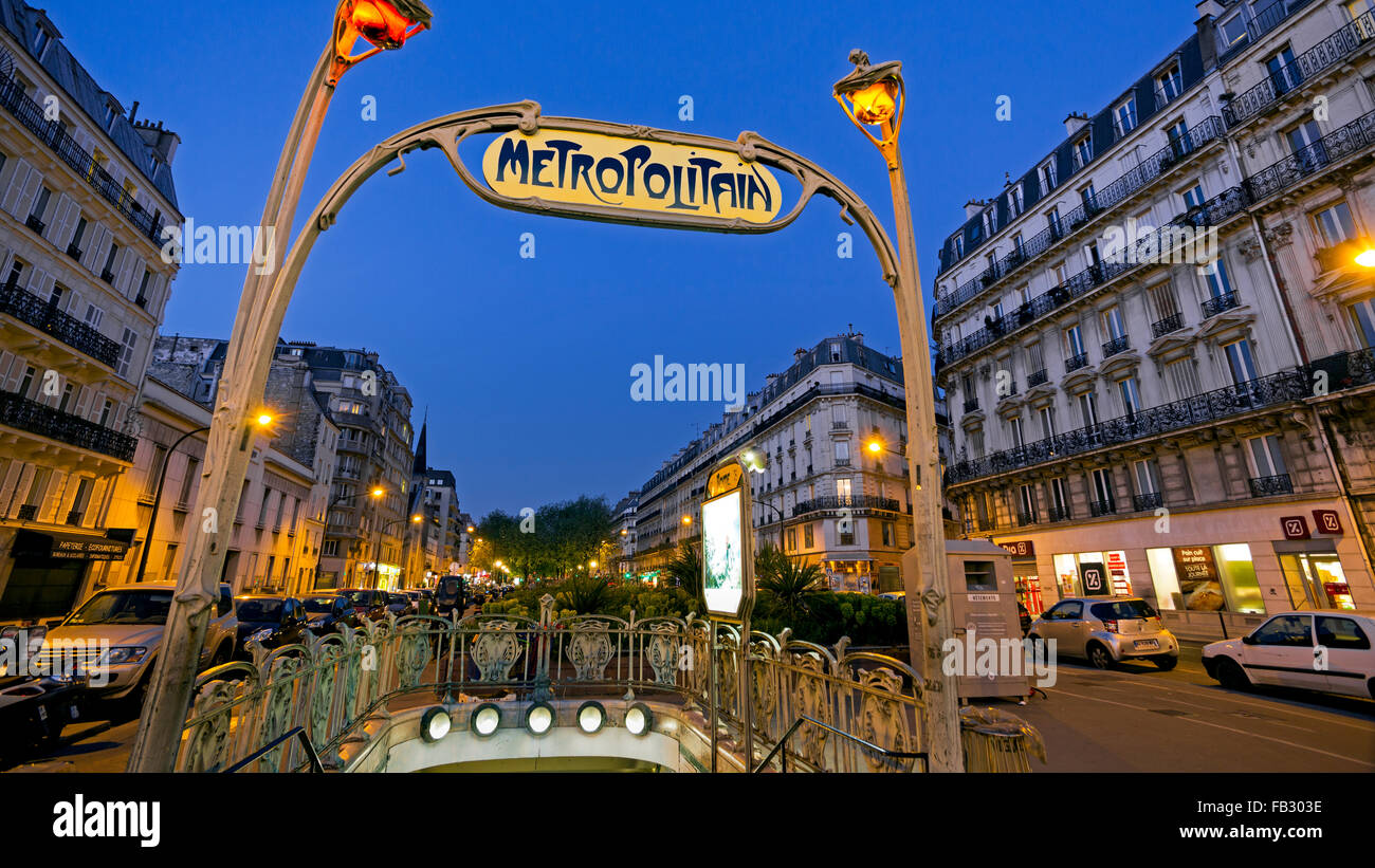 Art deco metro sign paris hi-res stock photography and images - Alamy