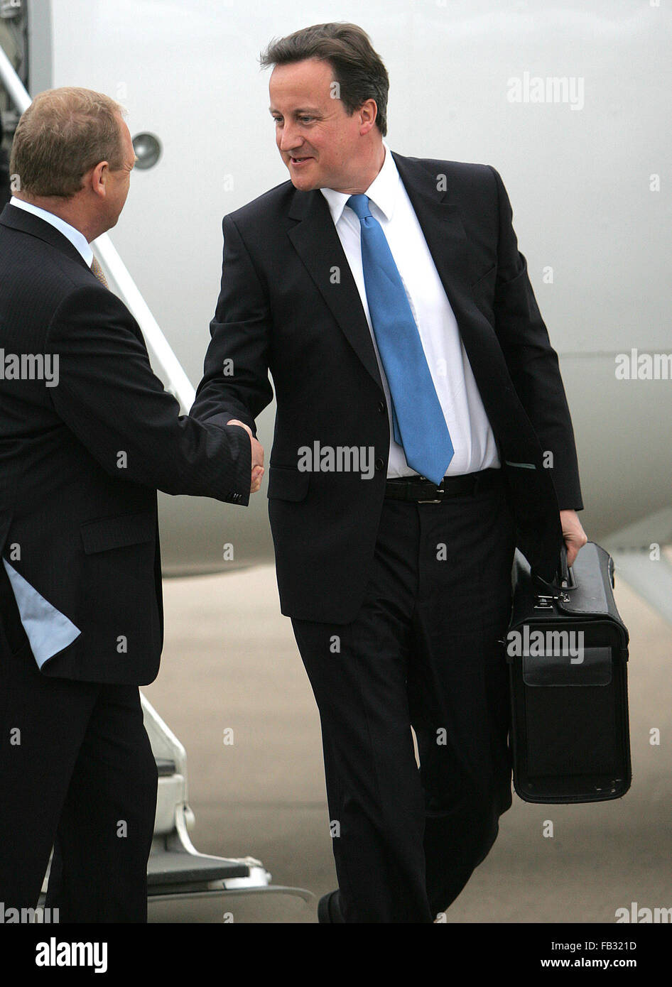 David Cameron arrives in Belfast, in a bid to make a deal with the ...