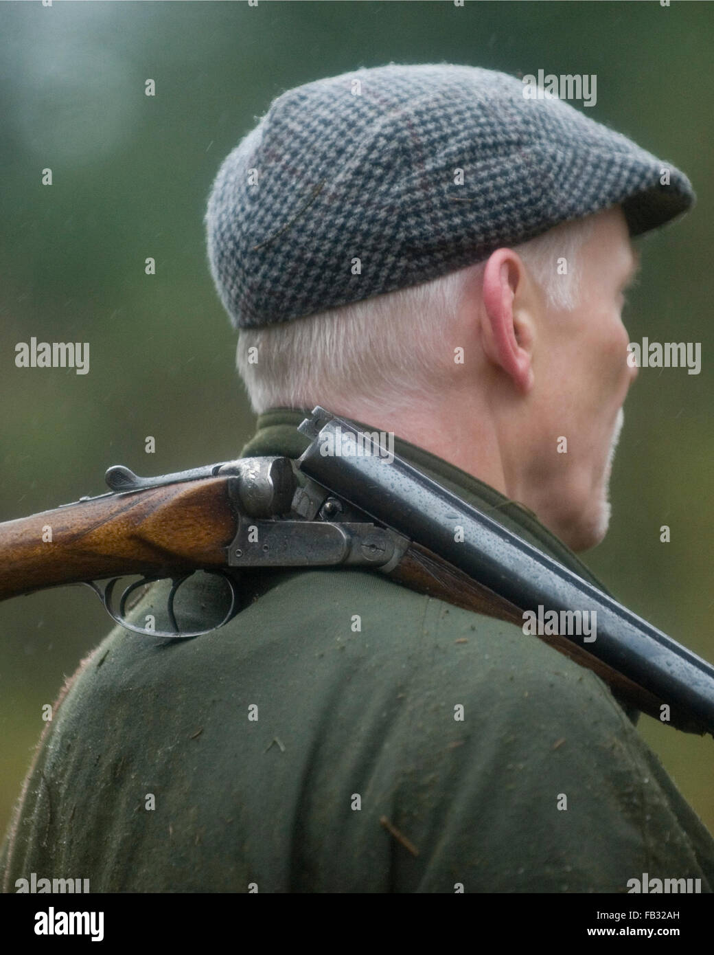 man carrying a shotgun over his shoulder Stock Photo - Alamy