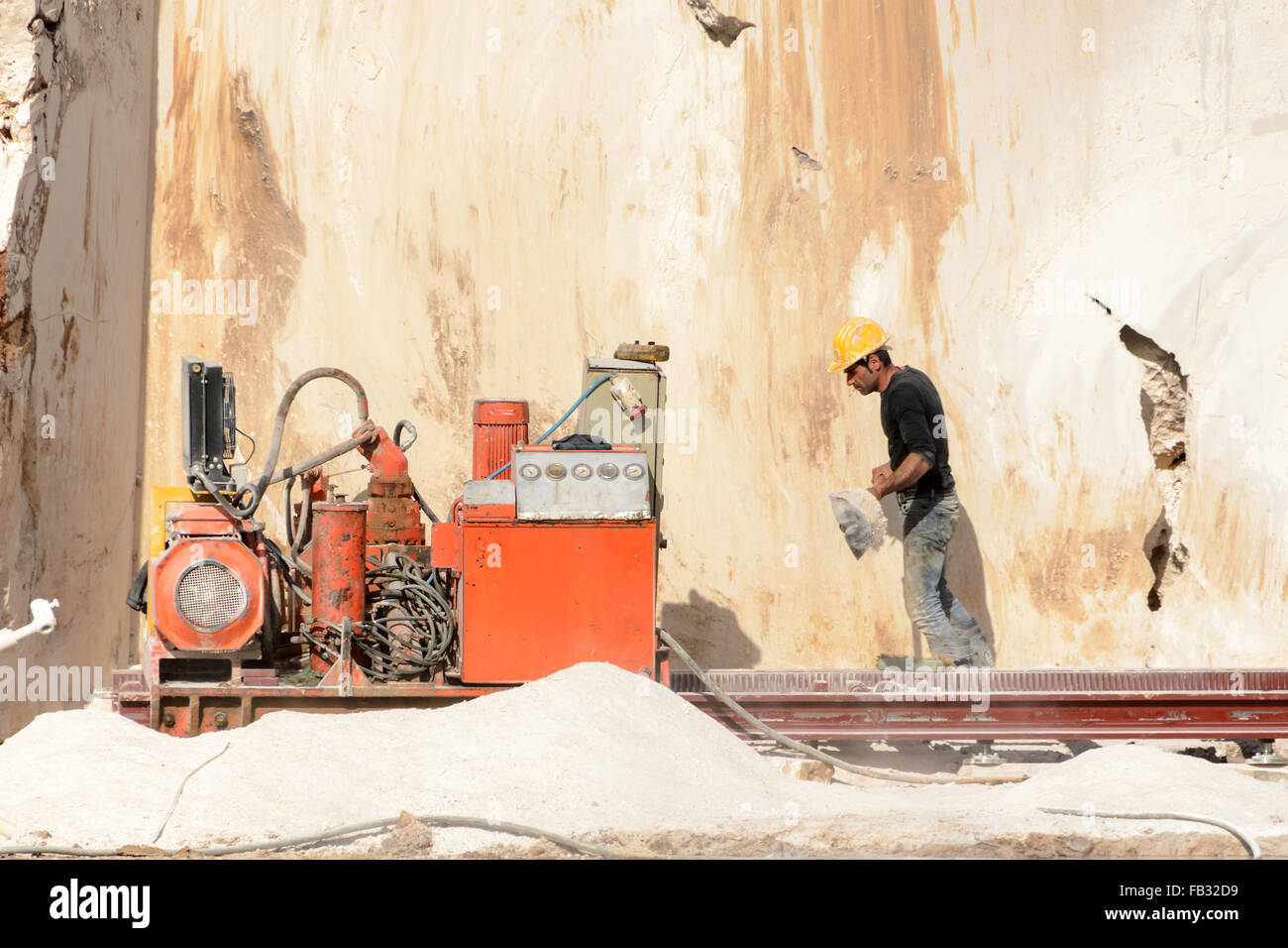 Cutting stone blocks hi-res stock photography and images - Alamy