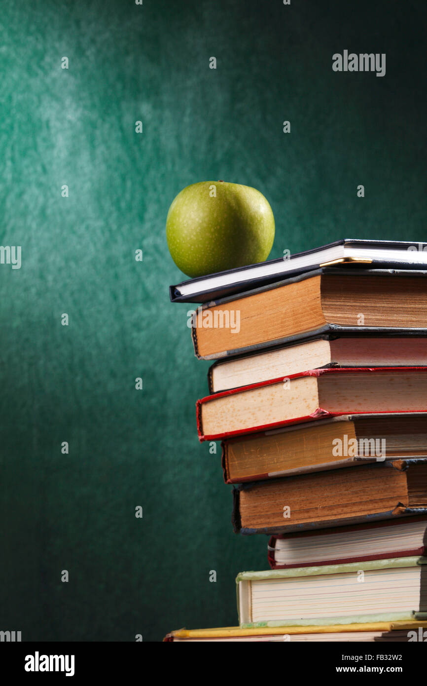 apple on stack of book Stock Photo - Alamy