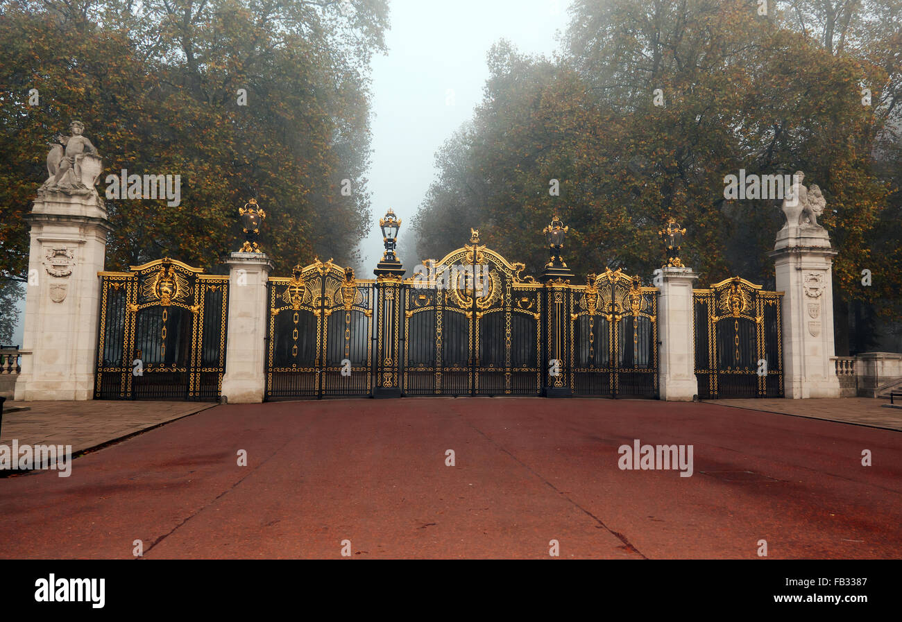 Canada Gate, at the entrance to Green Park. City of Westminster, London ...