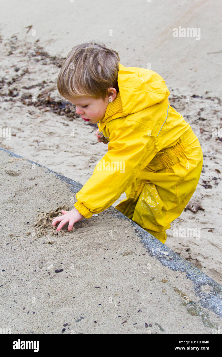 Hand grabbing sand hi-res stock photography and images - Alamy