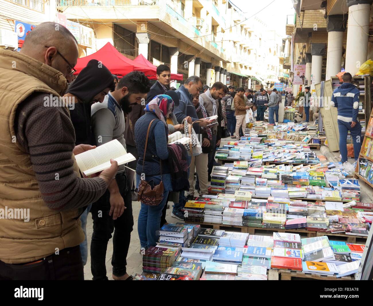 Baghdad, Iraq. 8th Jan, 2016. People browse books at an outdoor book ...