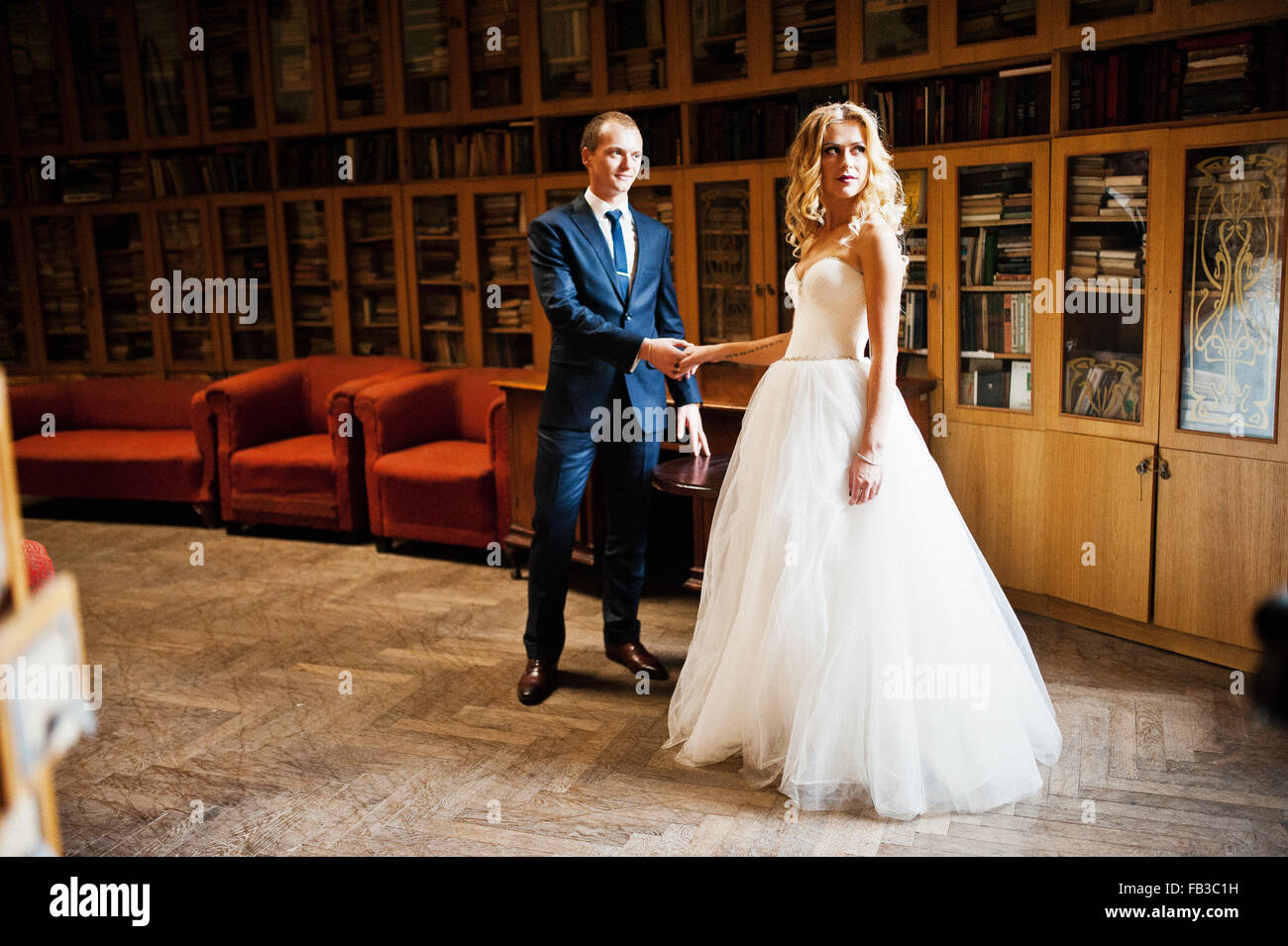 Couple standing library holding hi-res stock photography and images - Alamy