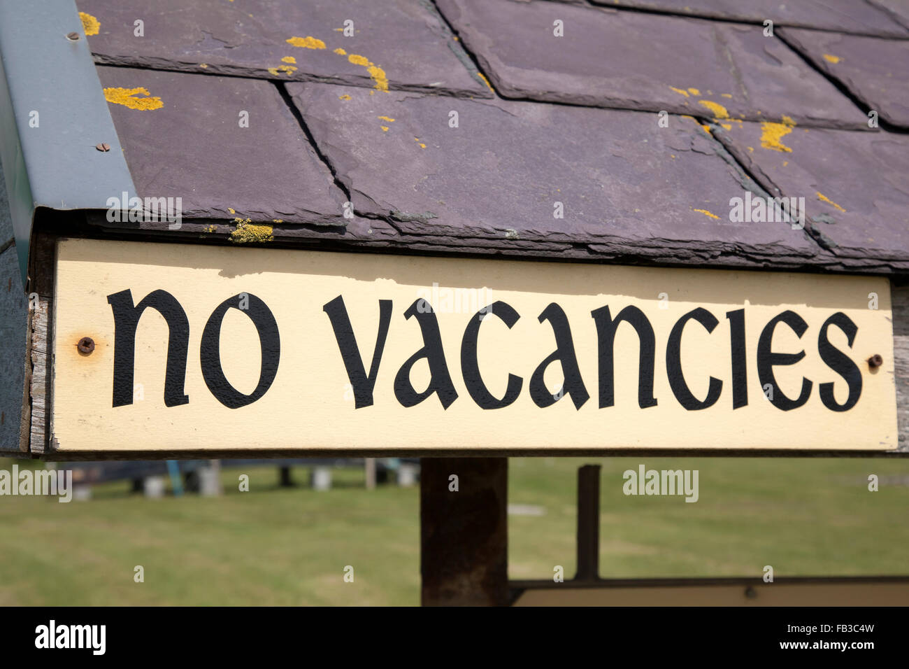 Yellow No Vacancies Sign on Diagonal Slant Stock Photo - Alamy
