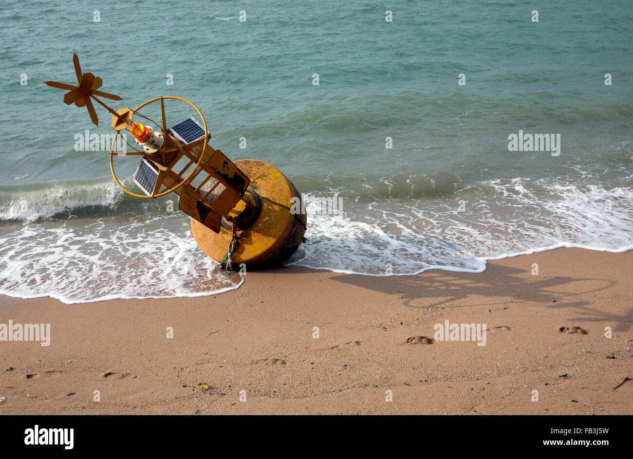 A floating yellow beacon which must have broken its mooring / anchorage ...