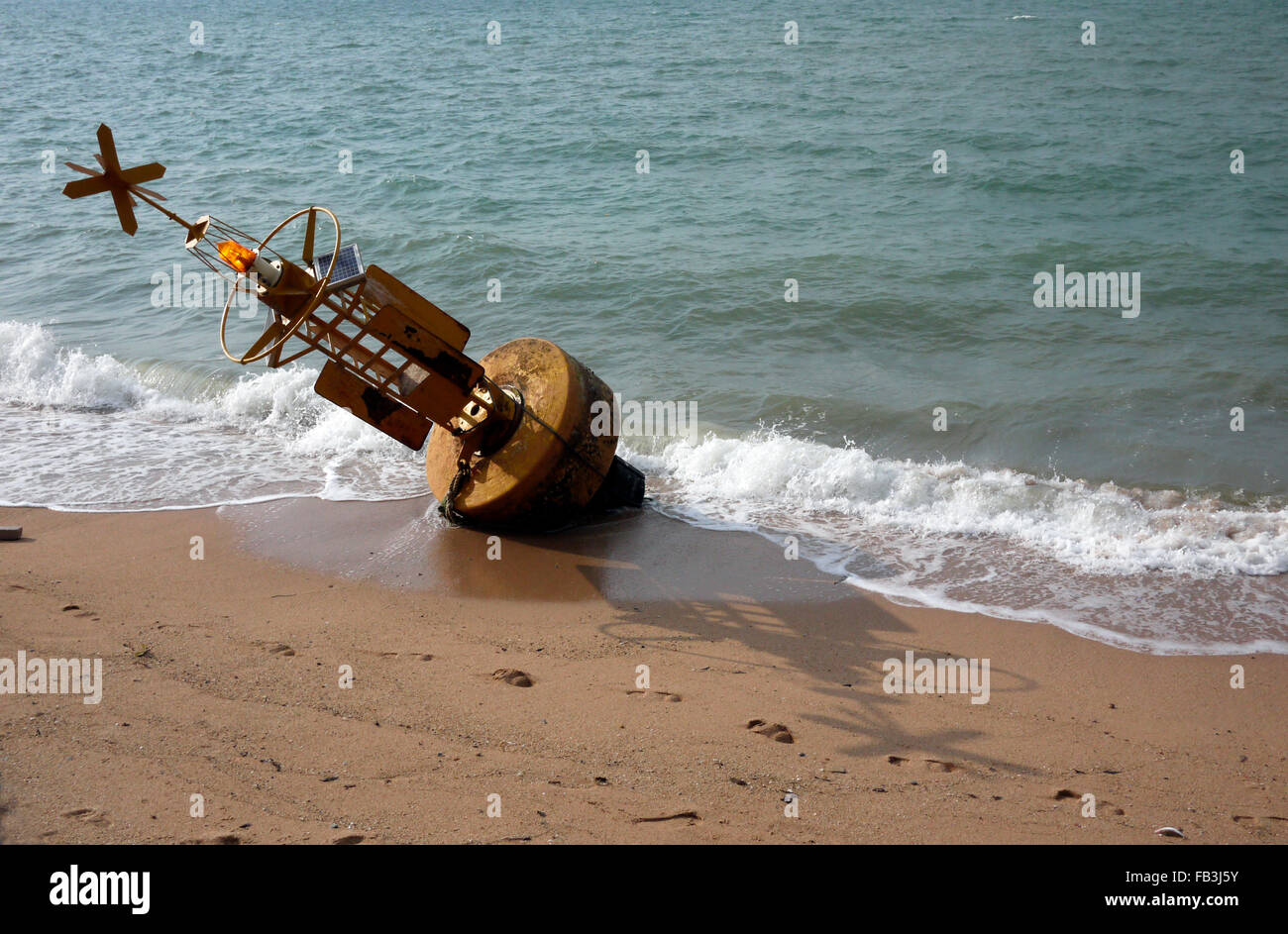 A floating yellow beacon which must have broken its mooring / anchorage ...