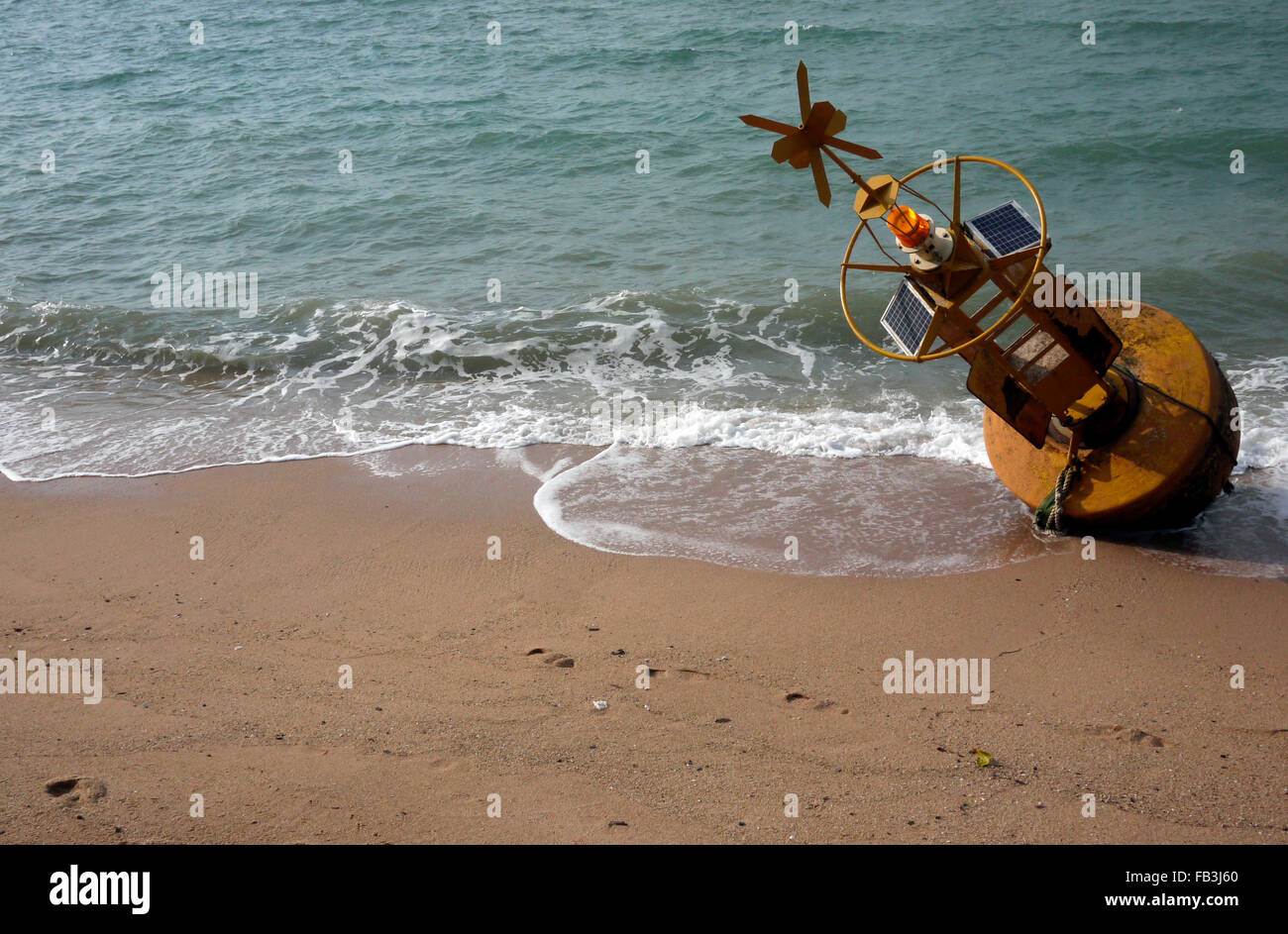 A floating yellow beacon which must have broken its mooring / anchorage ...