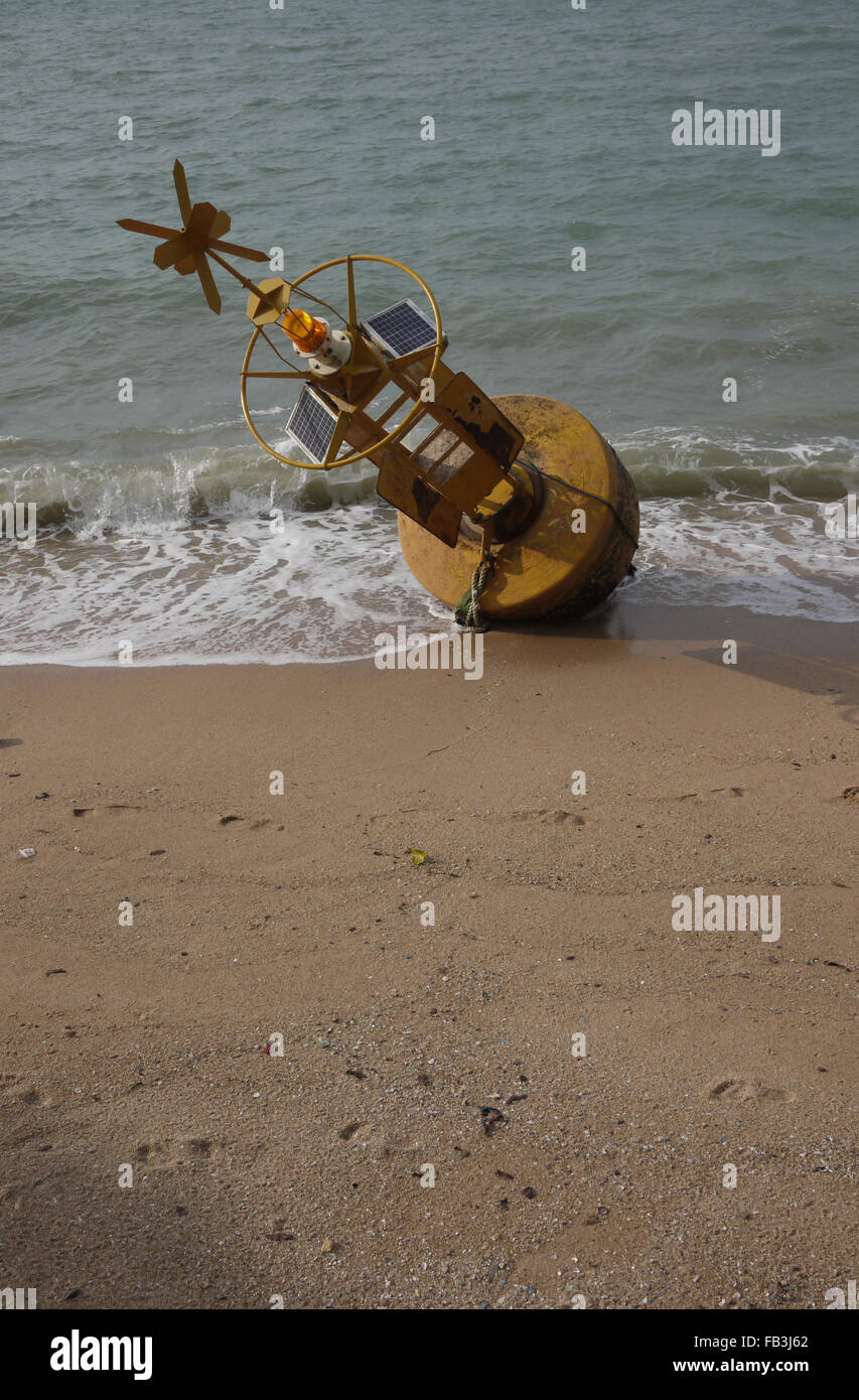 A floating yellow beacon which must have broken its mooring / anchorage ...