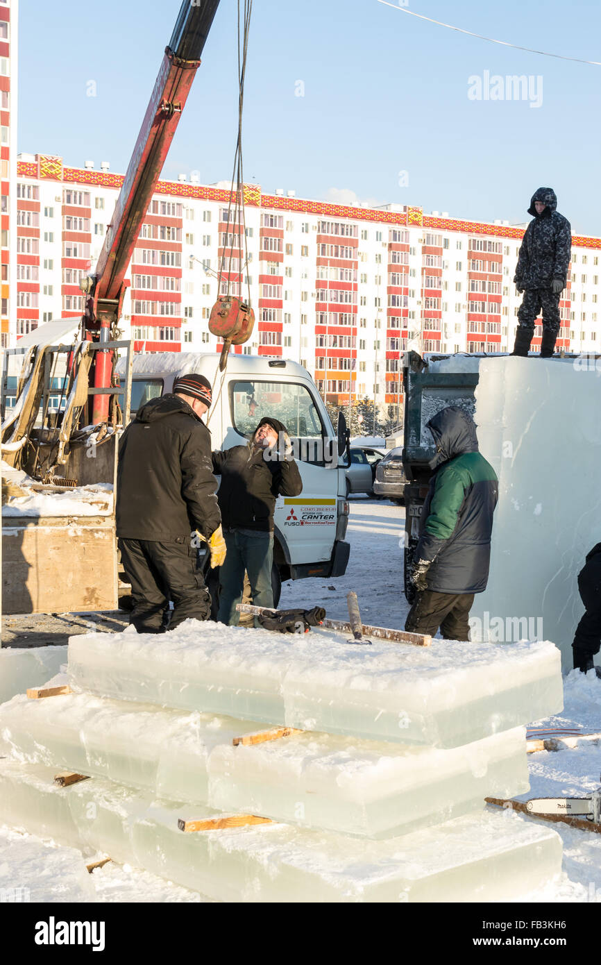Construction worker snow winter hi-res stock photography and images - Alamy
