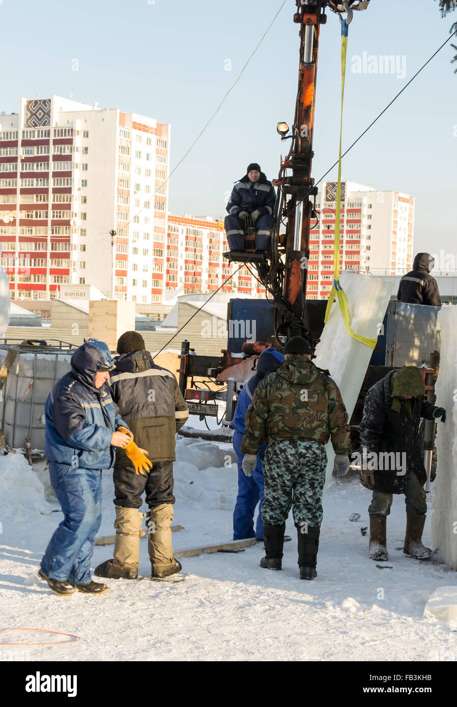Construction worker snow winter hi-res stock photography and images - Alamy