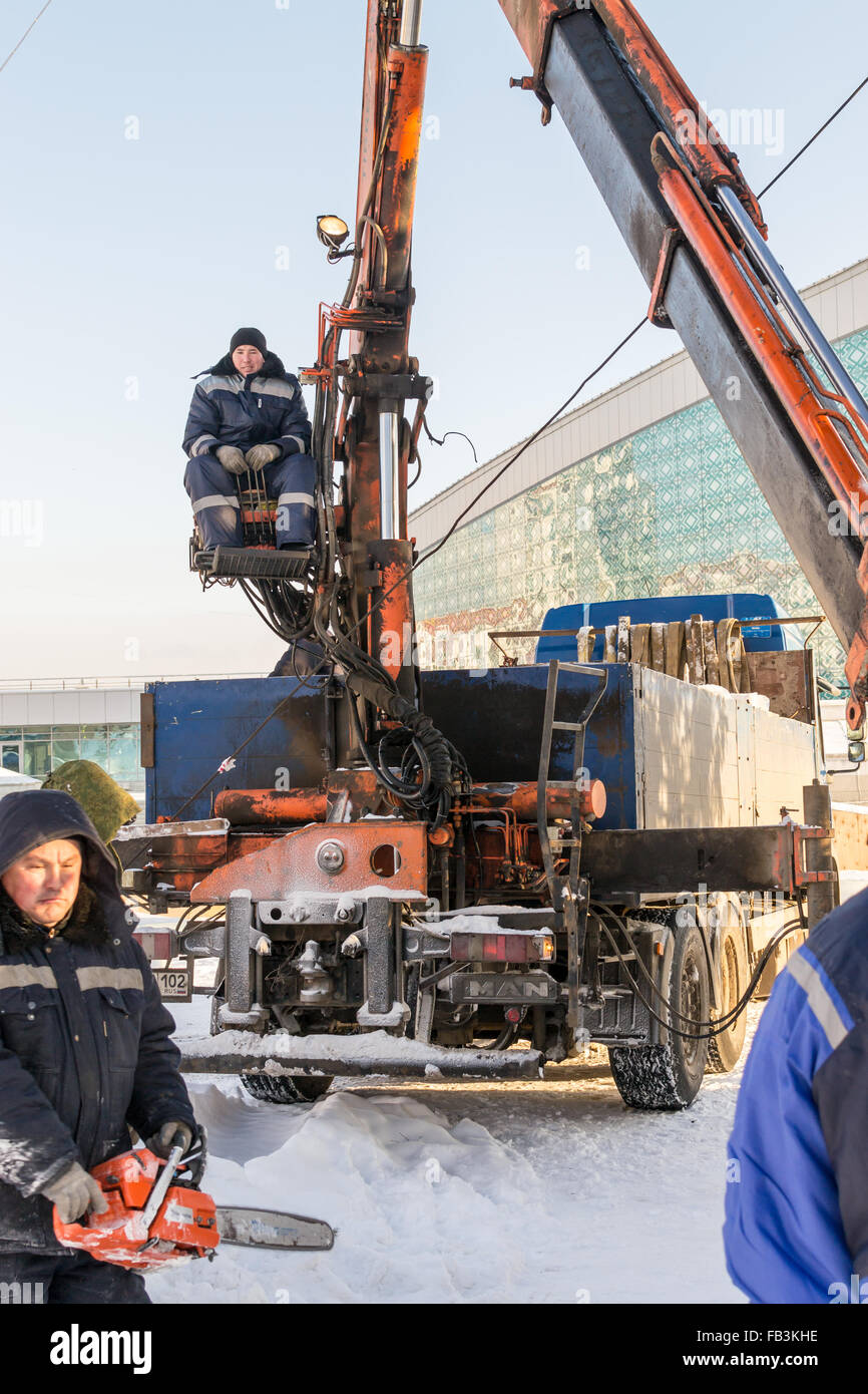Construction worker snow winter hi-res stock photography and images - Alamy