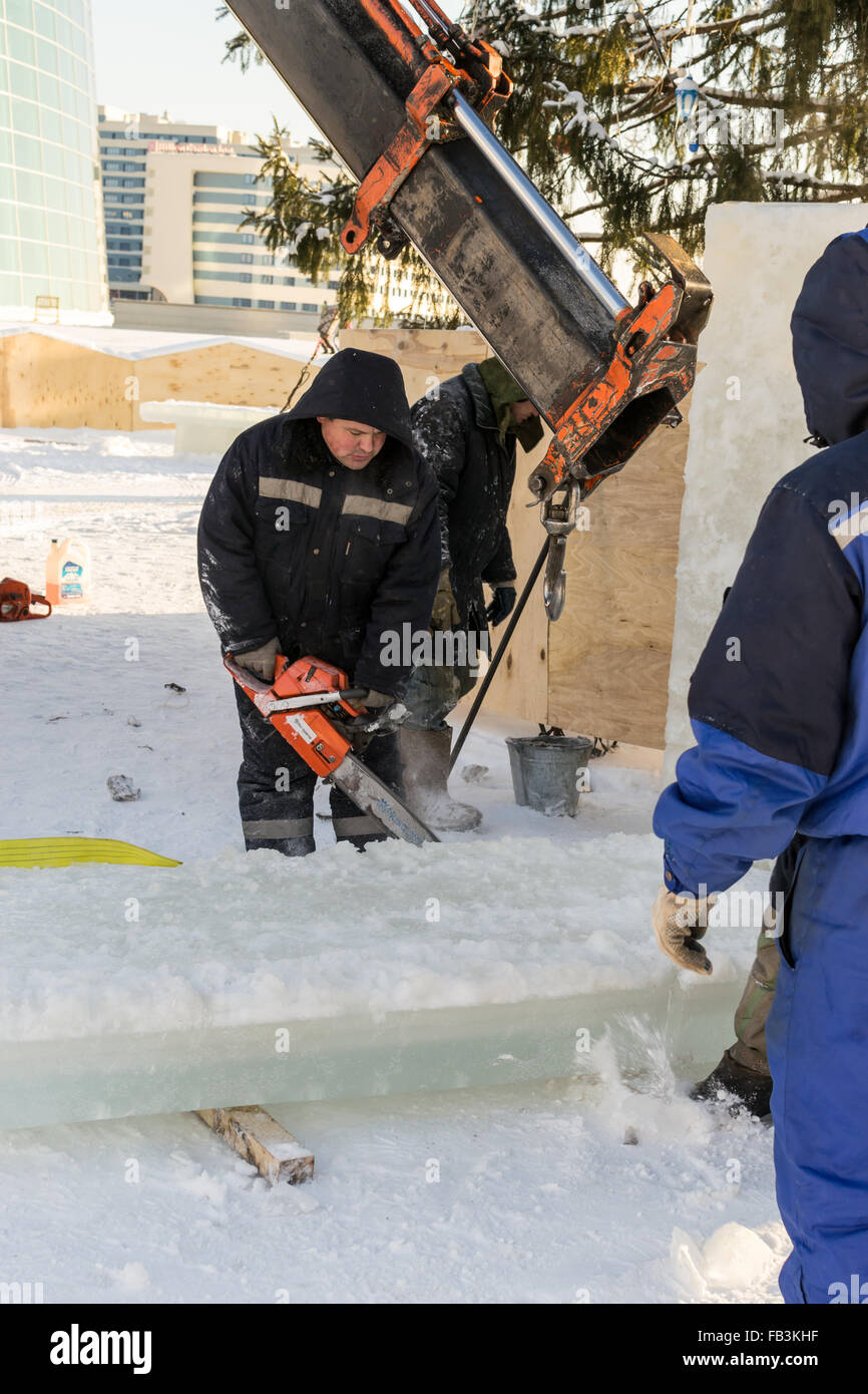 Construction worker snow winter hi-res stock photography and images - Alamy