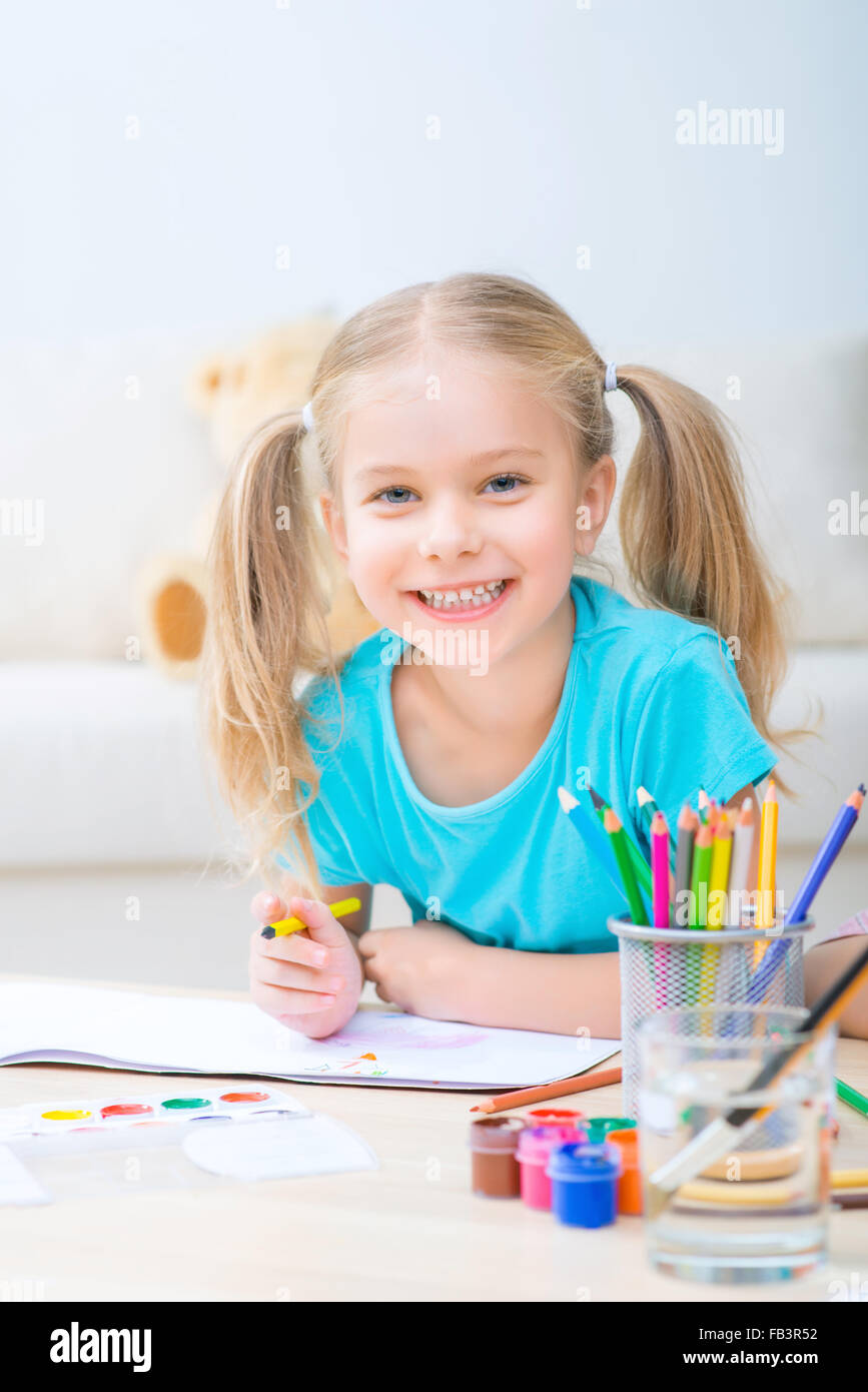 Pretty girl drawing Stock Photo - Alamy