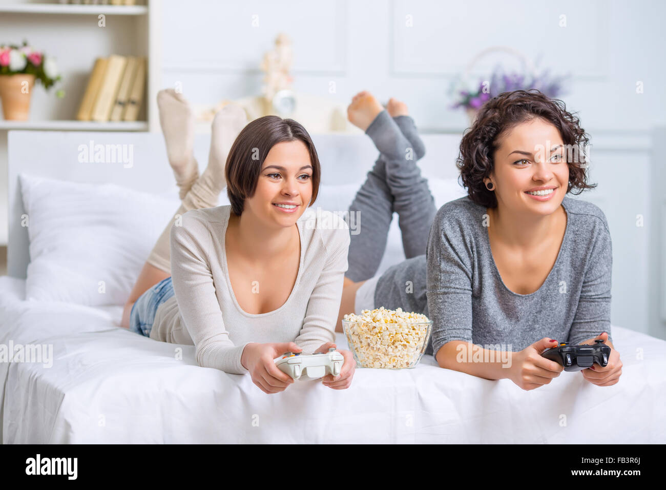 Sisters playing video games Stock Photo - Alamy