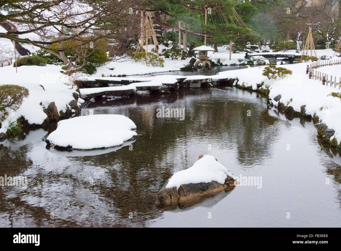 Kenrokuen Garden covered with snow, Kanazawa, Ishikawa Prefecture ...