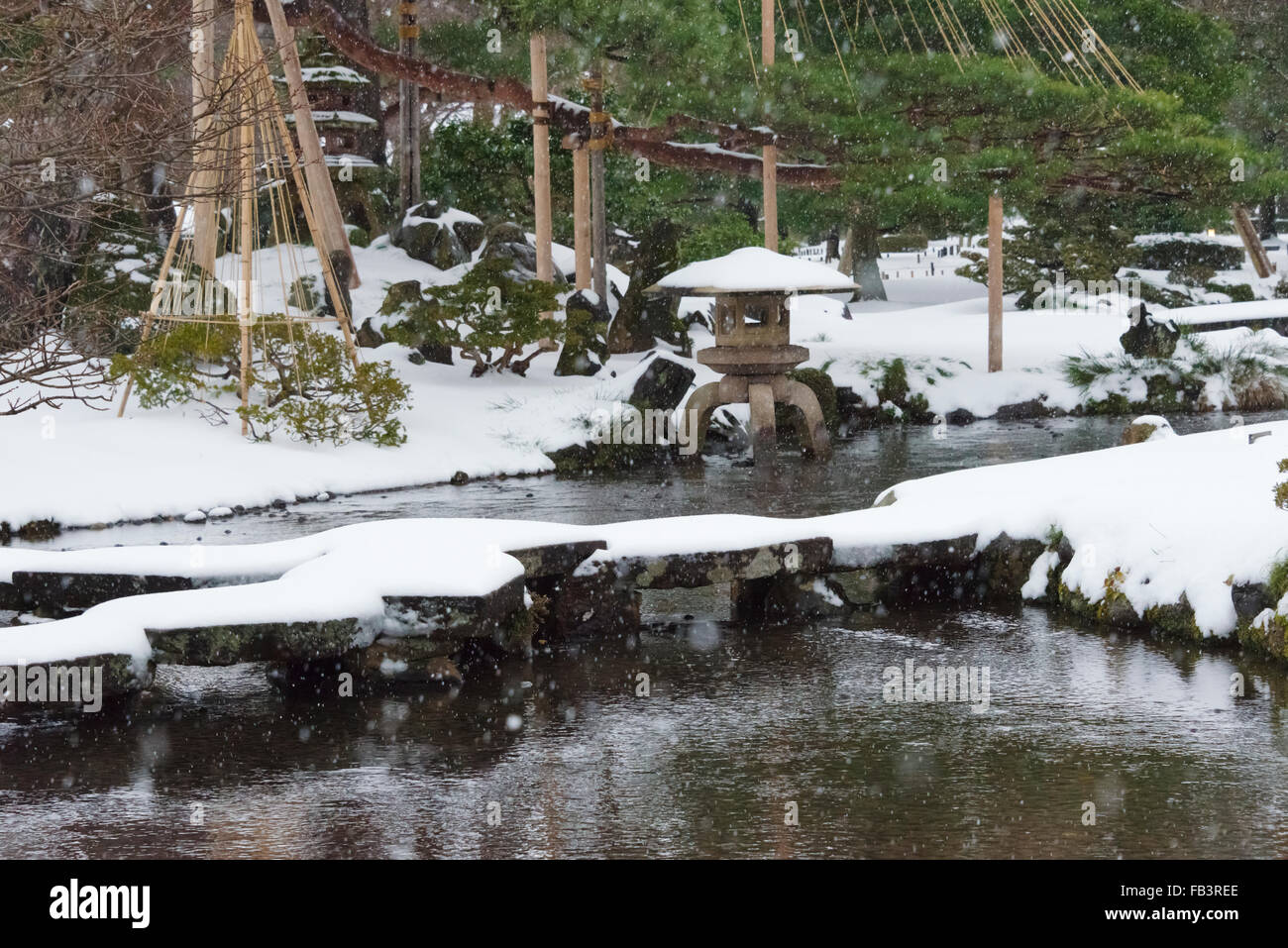 Kenrokuen Garden covered with snow, Kanazawa, Ishikawa Prefecture ...