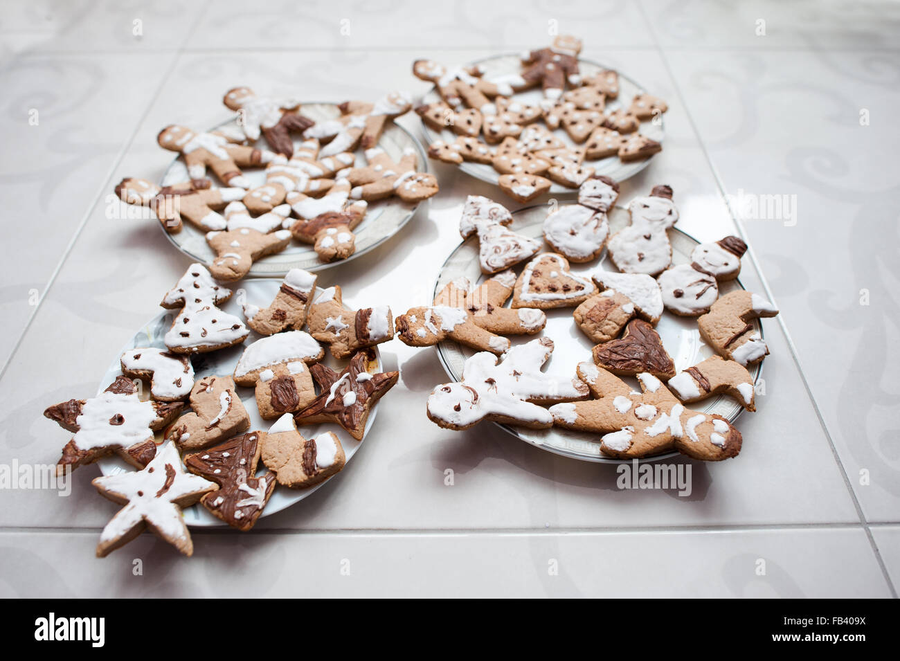 Closeup gingerbread man cookie peeking hi-res stock photography and ...