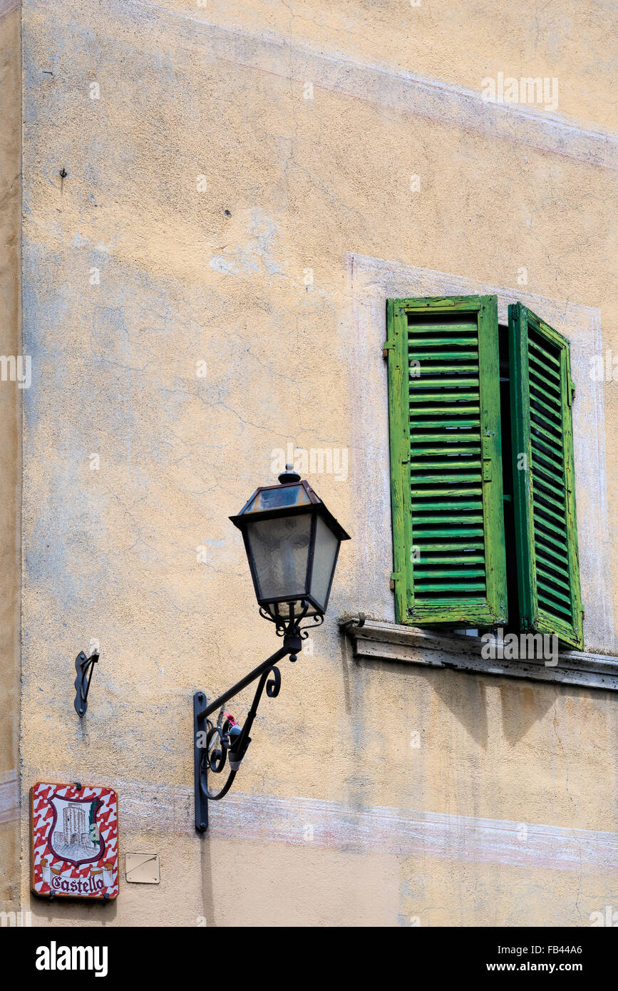 Wrought iron wall bracket hi-res stock photography and images - Alamy